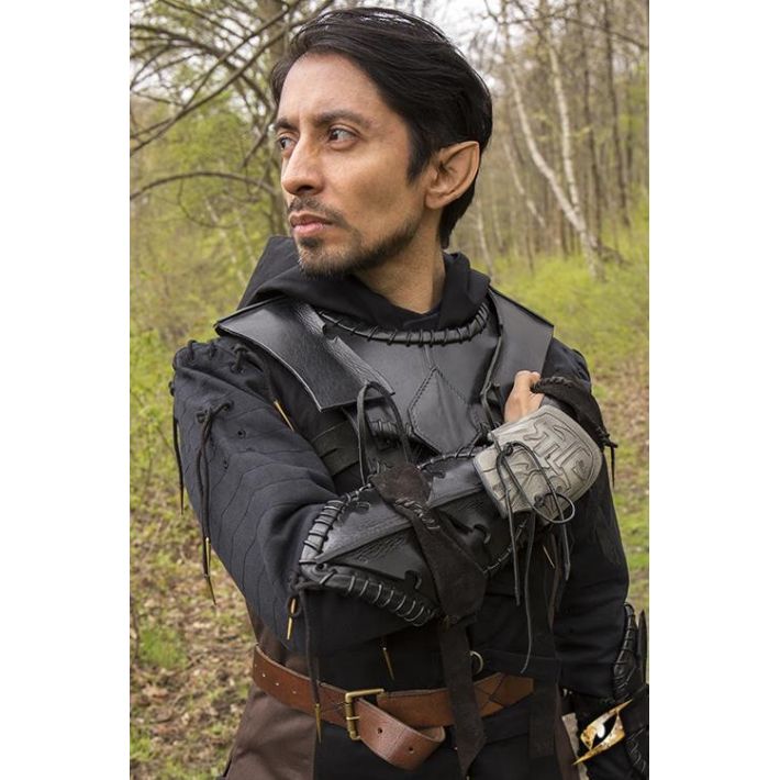 Dark elf arm bracer