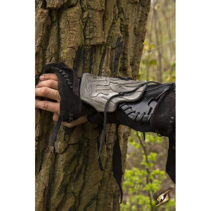 Dark elf arm bracer